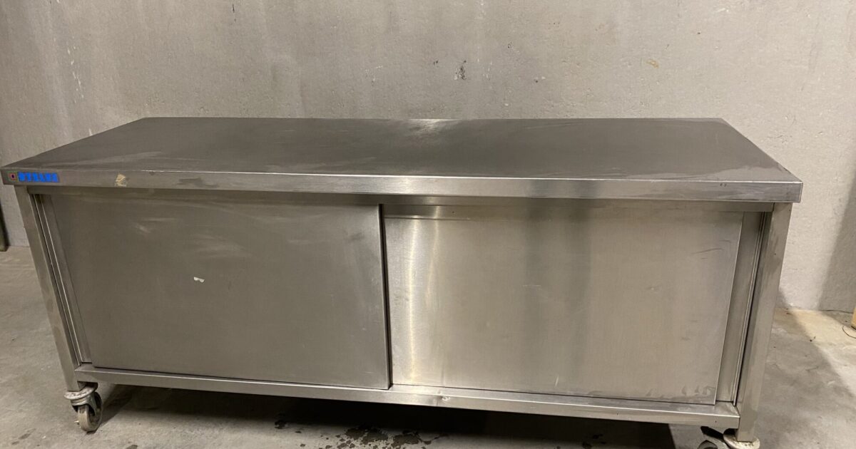 Horecamateriaal - Inox tafels - Alu rekken | Komerco