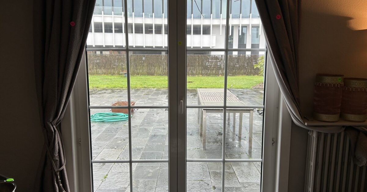 Deur / Raam open naar binnen met ventilatieroosters… | Komerco