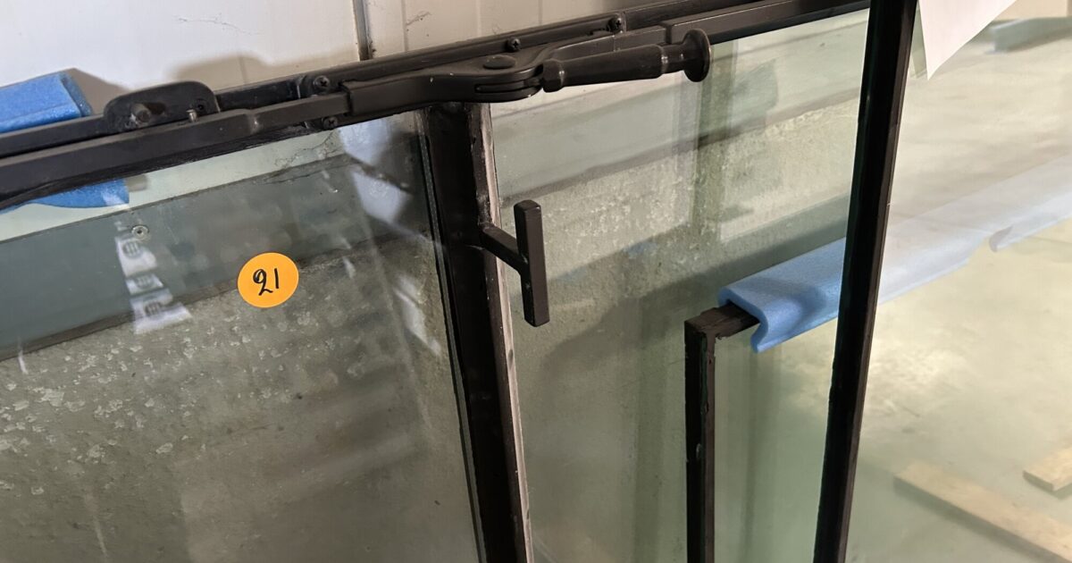 Metalen gebogen raamkader inclusief dubbel glas | Komerco