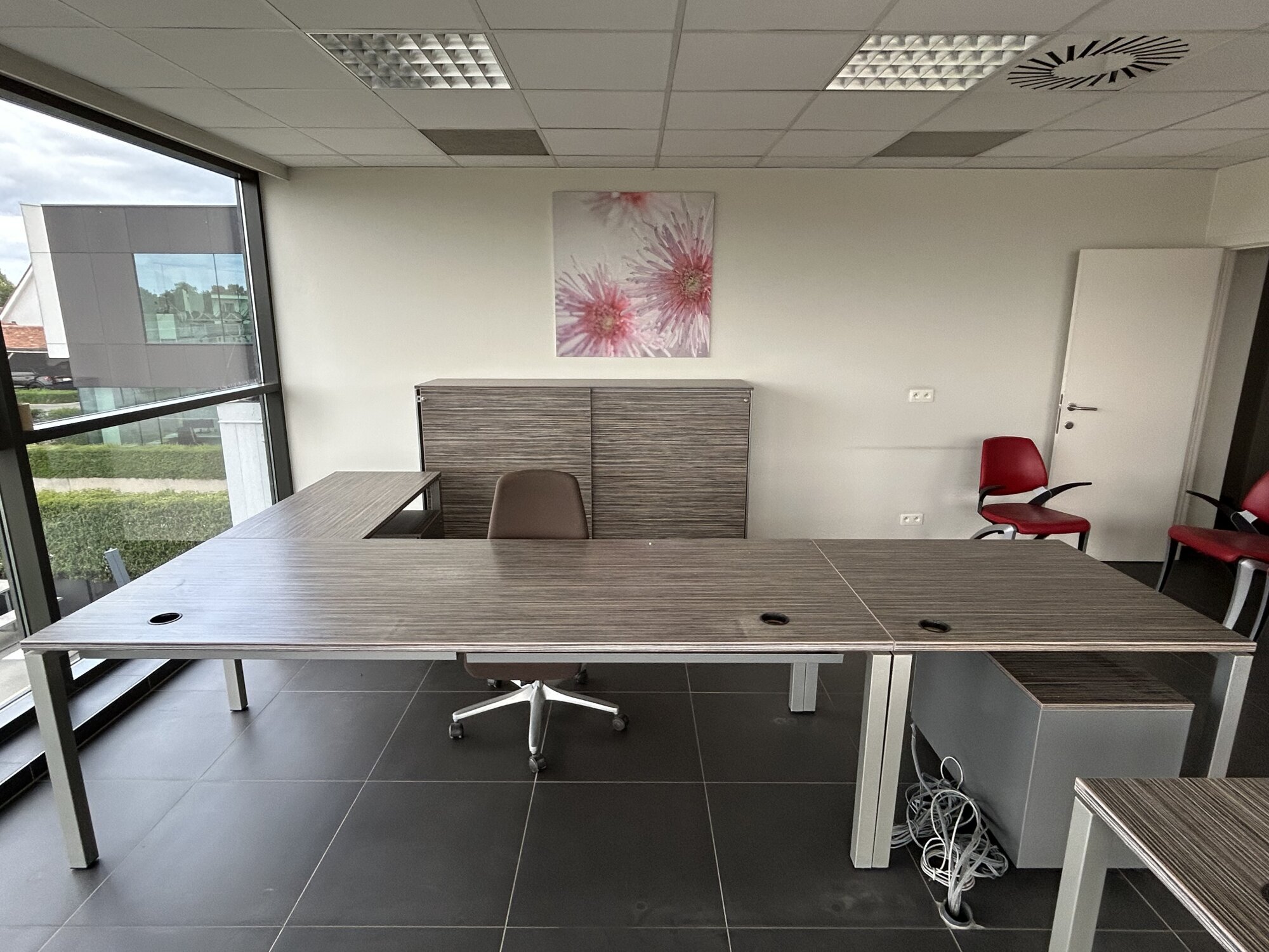Bureau / Tafel L-vorm + dossierkast met schuifdeuren | Komerco